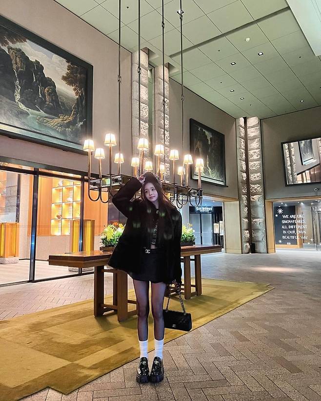 프리지아 시크한 가죽 코트 입고 힙한 졸업식 패션 선보여 라이프 뉴세이
