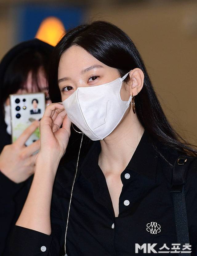 문가영 밀라노 패션퀸→셔츠 여신깔끔한 올블랙 슬랙스 공항패션 스타와 패션