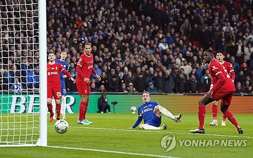 반다이크 헤더 결승골 리버풀 연장 혈투 끝에 첼시 1 0 승리→클롭과 함께 트로피 번쩍 카라바오컵 리뷰