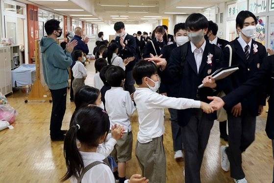 중학교 품은 초등학교日입학생 8명서 전교생 1000명 됐다 사라지는 100년 학교