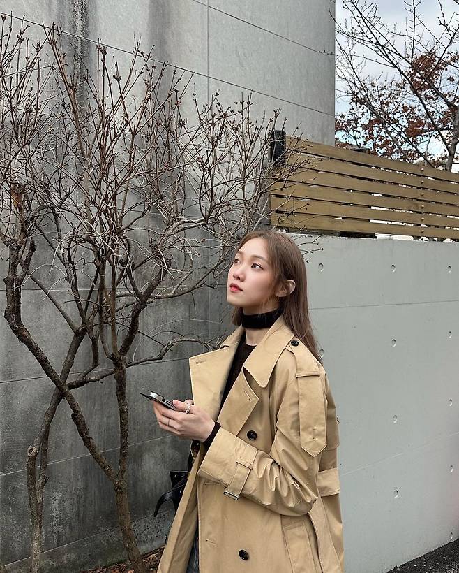 이성경 걸치기만 해도 모델포스 버버리코트 입고 산책 라이프업