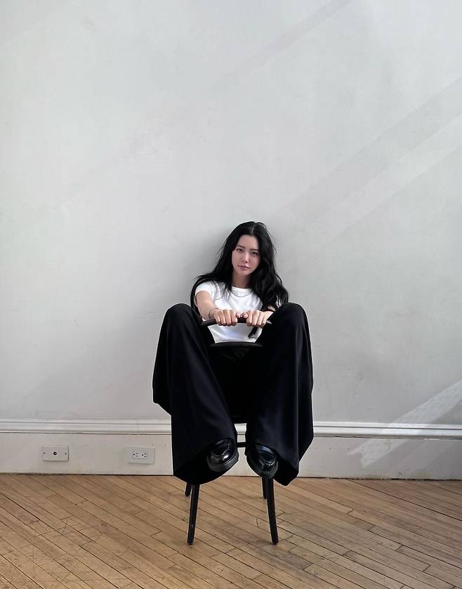 클라라 다리만 2m독보적인 비율 자랑한 흰 티셔츠 슬랙스 패션 스타와 패션