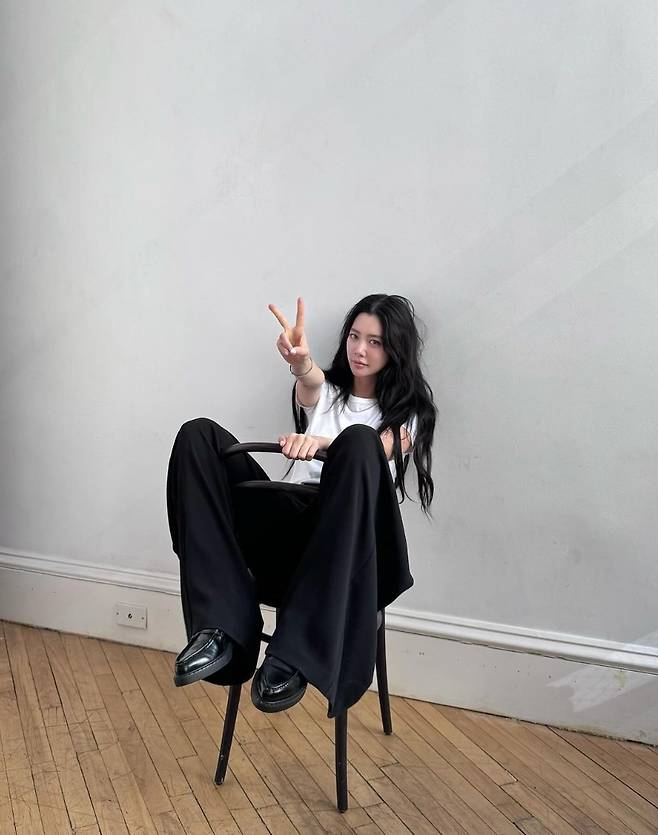 클라라 다리만 2m독보적인 비율 자랑한 흰 티셔츠 슬랙스 패션 스타와 패션