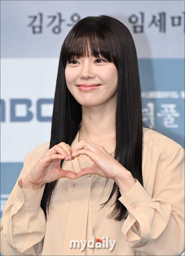 Md포토 임세미 기분 좋은 손하트