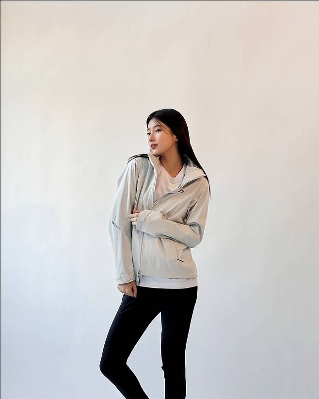 수지 다가온 봄에 운동 준비 바람막이 데님 팬츠 애슬레저룩 스타와 패션