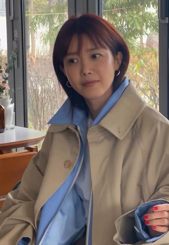 채정안 코트 위에 코트 집업 바람막이와 트렌치코트 스타일링 끝판왕 패션엔