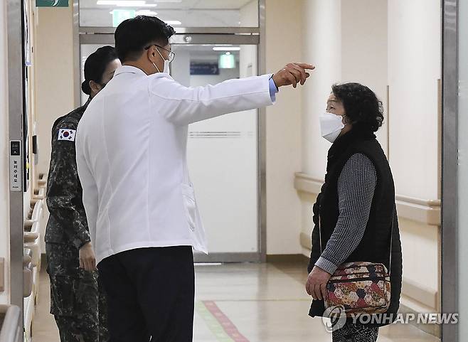 국방부 외래진료 확대·군의관 파견 관련 부처와 협의 중종합
