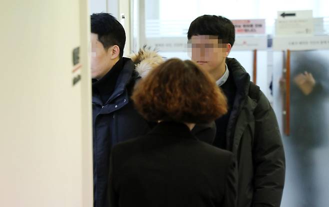 더 한장 뒷문 입장한 차관과 전공의들
