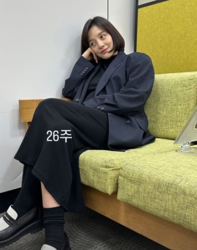 열애10년결혼3년만에 임신♥알린 42세 유명 여배우만삭 D라인 원피스룩 어썸클