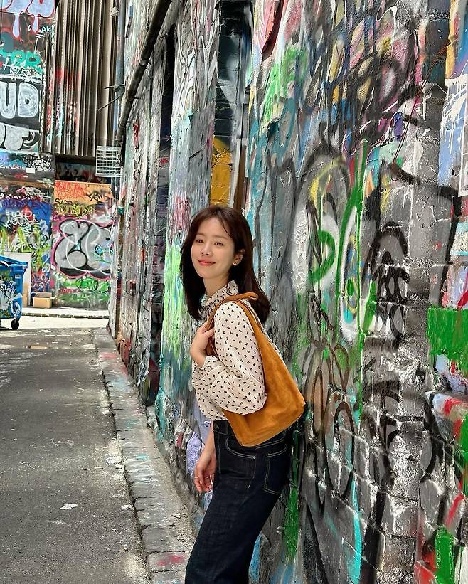 한지민 멜버른에서 플라워 블라우스 입고 청순 여친짤 라이프 뉴세이