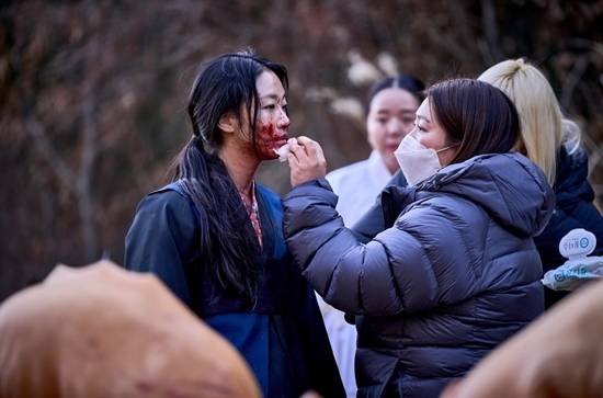파묘 김고은 얼굴 문신 어떻게 그렸나클로즈업 사진 공개