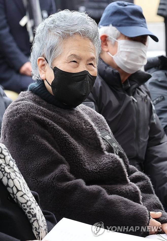 고 오현경 영결식 참석한 박정자