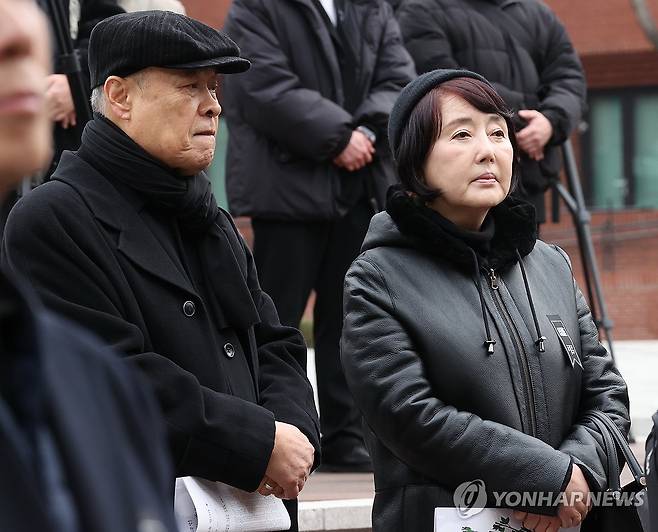 고 오현경 영결식 참석한 손진책 김성녀 부부