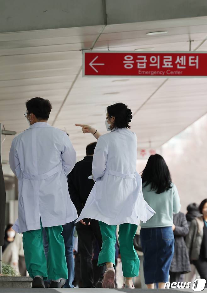 전공의 이탈·환자수 급감에 무급휴가 권고 나선 대형병원