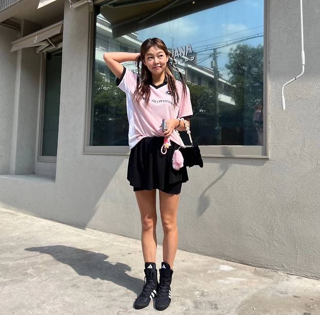 38세 송해나 말괄량이 삐삐 변신 8등신의 비현실적인 비율로 블록코어룩 완성 뷰티는 내운명