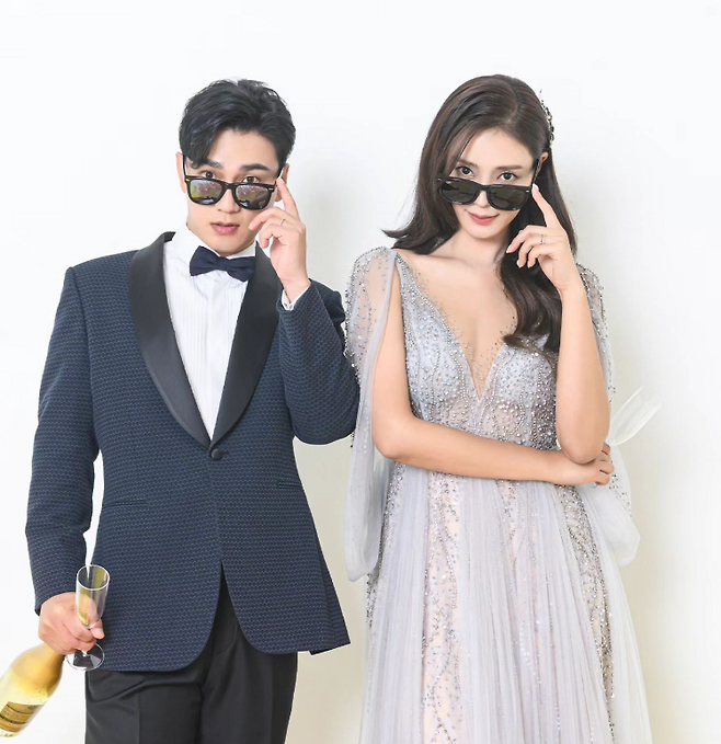 둘이 부부였어결혼 딱 1년만에 임신한 40대 커플웨딩화보속 웨딩드레스 어썸클