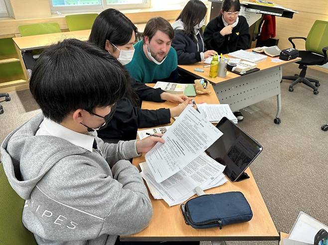 뛰어난 진학 성적 낸 Ibdp 독해법 Ibdp 진학 성적 뒤에 가려진 교육적 가치 봐야”