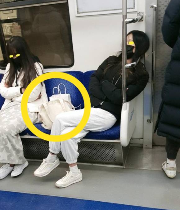 가정교육의 부재사람들 못 앉게 지하철 의자에 짐 올려둔 여성들