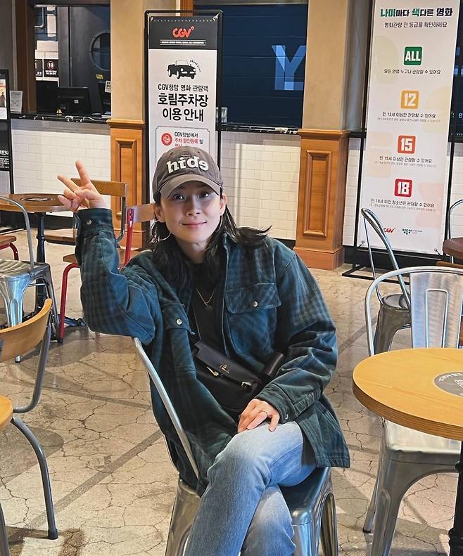 이보영 볼캡과 이어링으로 2000년대 스타일 도전 미모가 열일 데일리 룩 뷰티는 내운명