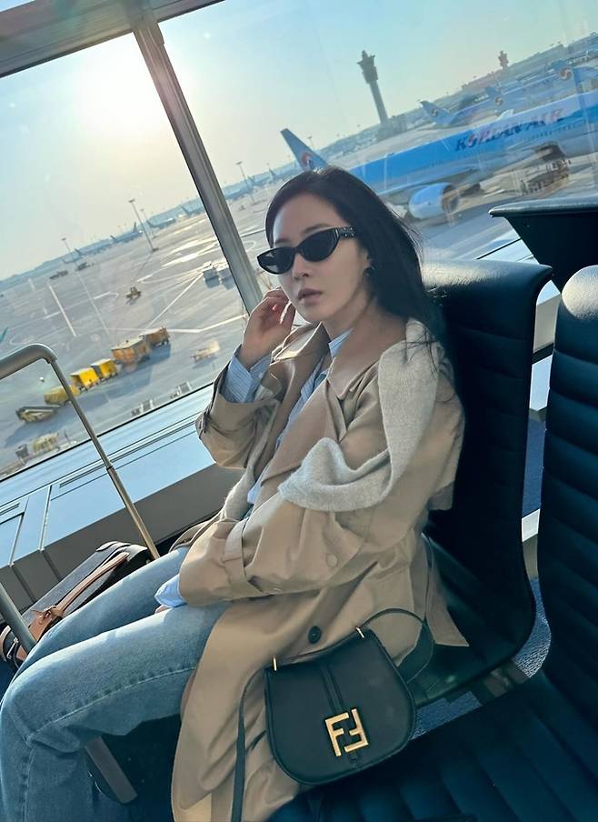 소녀시대 유리 요즘 딱 저녁 노을 필 받은 멋스러운 트렌치코트 출국룩 패션엔