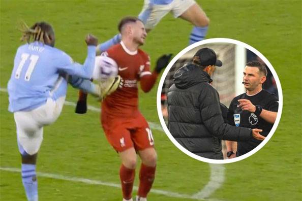 가슴을 발로 내려찍었는데 ‘노PK’... VAR 대화까지 나왔다! “발 위치는 합리적”