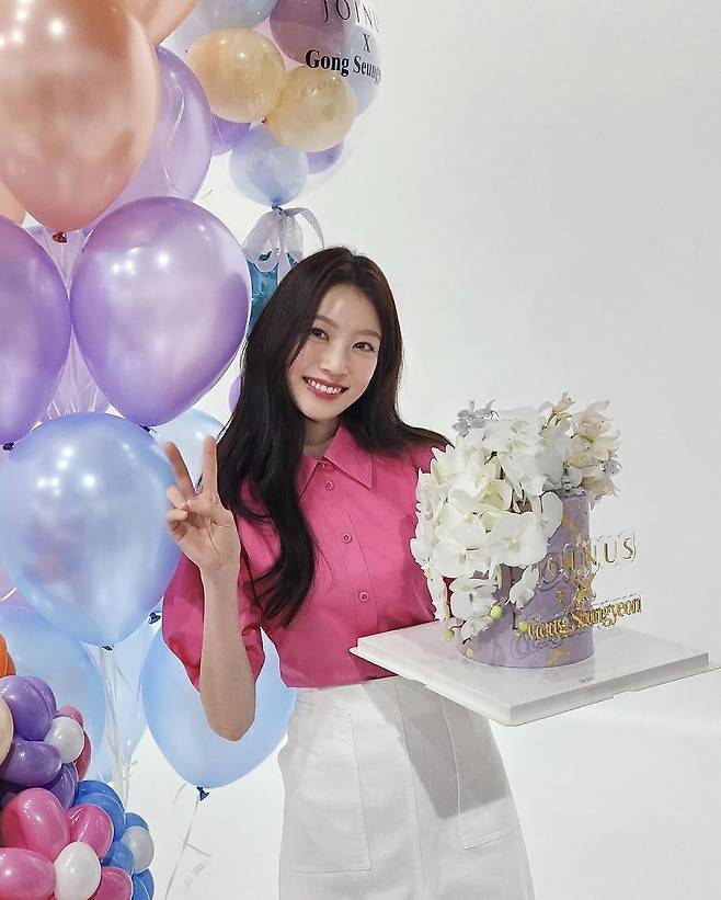 공승연 화사한 봄 코디 화보현장 공개 원피스 블라우스코디 라이프 뉴세이