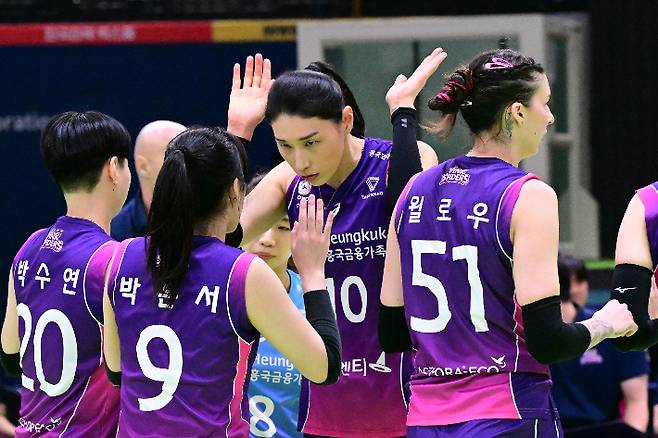 배구 여제 17년 만의 우승 위해 투혼현대건설 1점 차 추격