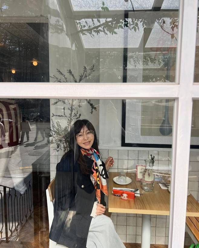 황신혜 완전 봄날이네요” 화사한 스카프 재킷 패션 스타와 패션