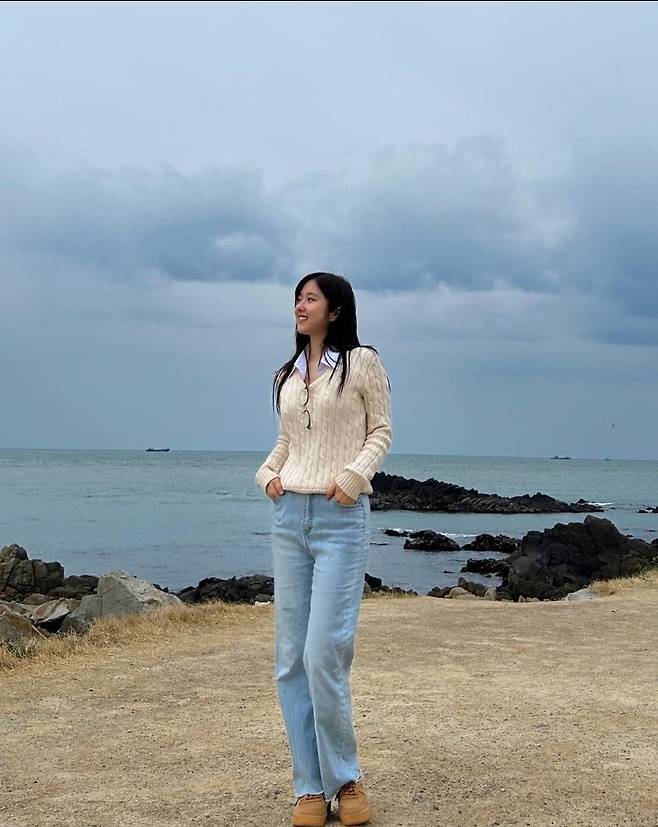 이혜성 아나 거센 부산 바닷바람에도 굴욕 없는 미모 청순한 스웨터 데님 팬츠룩 스타와 패션