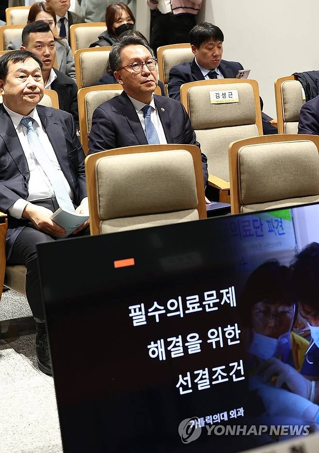 증원 불가피 Vs 수가 인상·부담 완화부터또 평행선종합