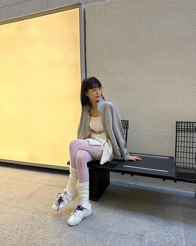 이주연 날씬한 몸매 자랑하며 센스있는 봄 코디룩 공개 니트 스커트 라이프업