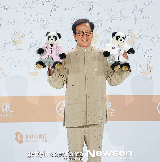 69세 성룡 백발선명한 주름 노화 근황 포착 울컥해져” 中 누리꾼 깜짝