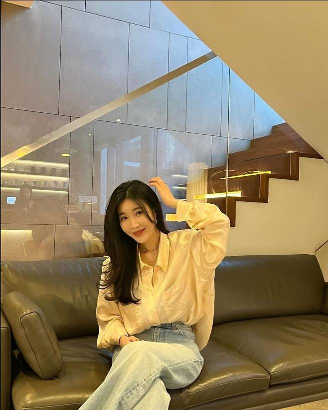 이해리 옆은 누구 강민경과 16년 우정 놀라운 블라우스 데님 팬츠룩 스타와 패션