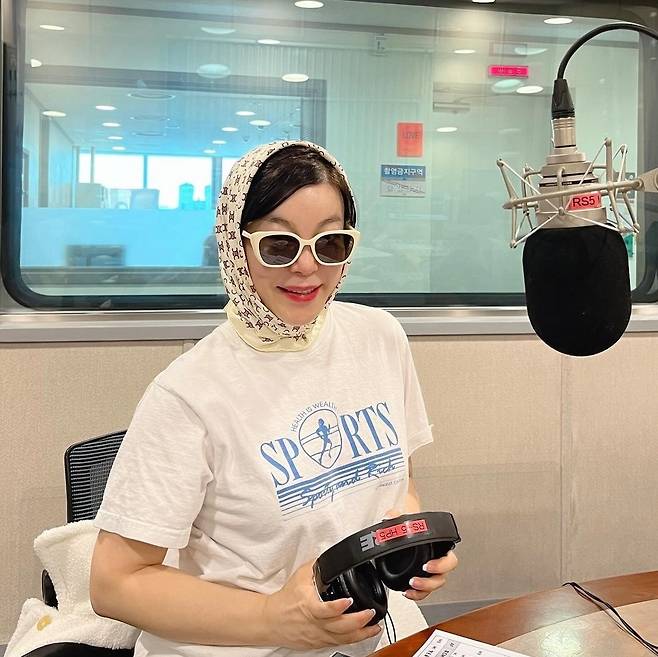 최화정 스카프로 발라클라바 두르고 우아한 자태 고품격 티셔츠 선글라스 패션 스타와 패션