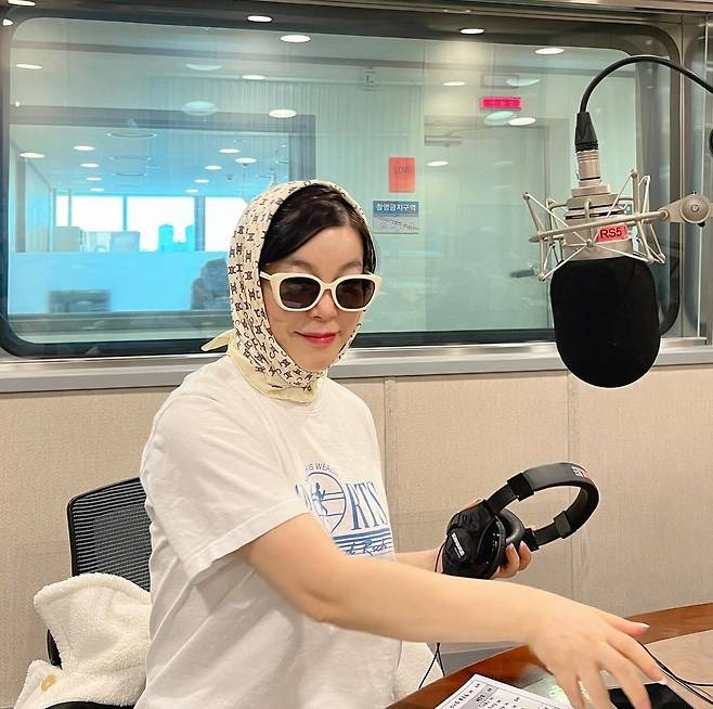 최화정 스카프로 발라클라바 두르고 우아한 자태 고품격 티셔츠 선글라스 패션 스타와 패션