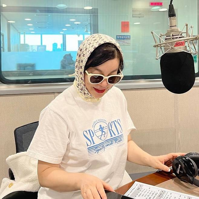 최화정 스카프로 발라클라바 두르고 우아한 자태 고품격 티셔츠 선글라스 패션 스타와 패션