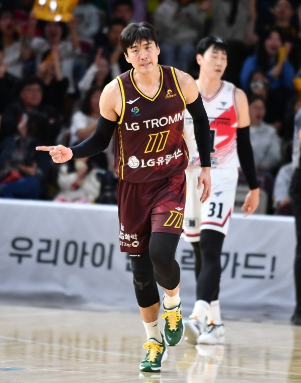 ‘파라오 마레이 펄펄 난 Lg 정관장 추격전 뿌리치고 9년 만에 8연승 행진유기상 신인 최다 3p 기록 달성 Mk창원
