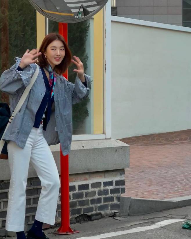 장희진스트라이프 노카라 자켓 입고 외출 인증 라이프 뉴세이
