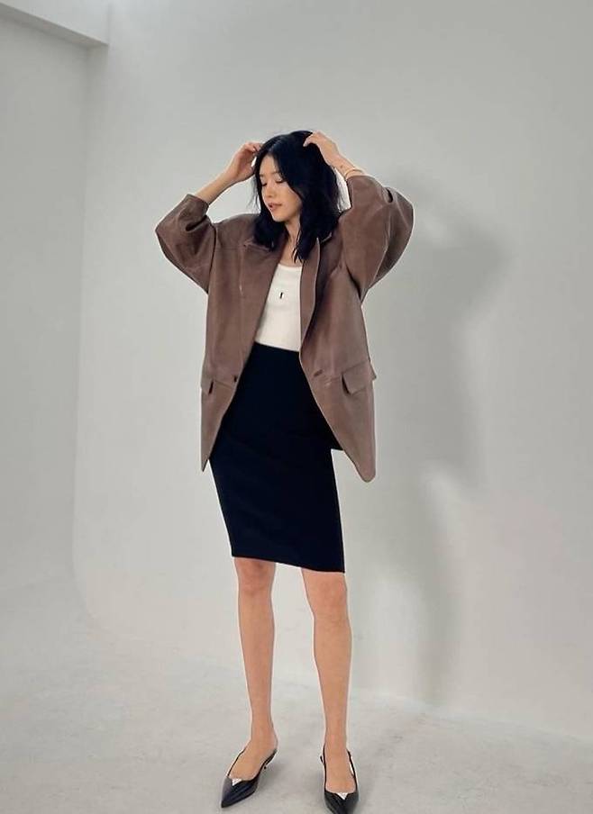 채정안 입고 또 입고 애정템 가죽 재킷 돌려 입은 스타일 퀸 나들이룩 패션엔