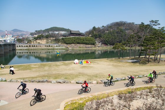 따릉이 산책 아쉽다면기차에 자전거 싣고 밀양 봄나들이