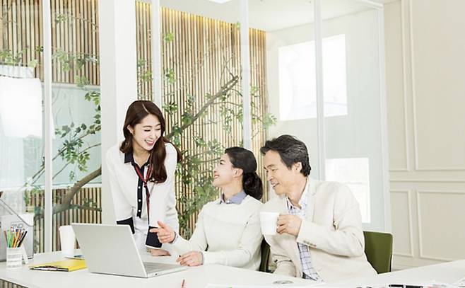 수다 떨려고퇴사한 여직원 아기 데리고 회사 계속 찾아와