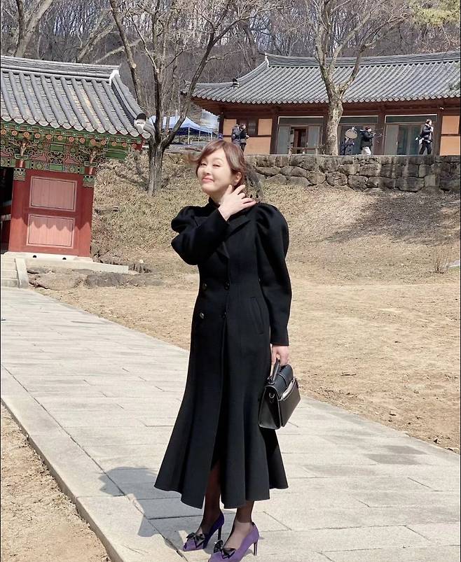 이승연 코트 원피스에 하이힐 신고 우아한 철원 도피안사 방문 스타와 패션