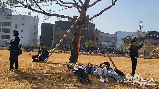 한낮 20도 이상 완연한 서울의 봄나들이 즐긴 시민들
