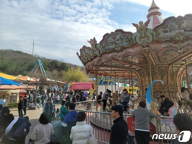 낮 최고 20도 흐린 날씨에도 대전‧충남 나들이객 북적