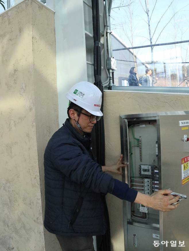 퇴직 1년만에 전기기술자 변신한 대기업 전산부장 일하면서 하루 2만보씩 걸어요” 서영아의 100세 카페