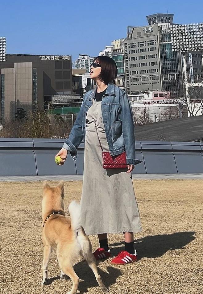 ‘예비엄마 아유미 머리 싹뚝 봄 준비 더 예뻐진 D라인 서스펜더 임신부룩 패션엔