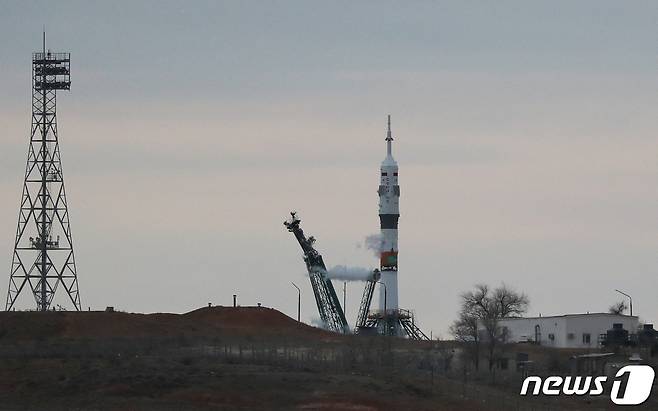 러 소유즈 우주선 국제우주정거장 도킹 완료발사 연기 후 성공