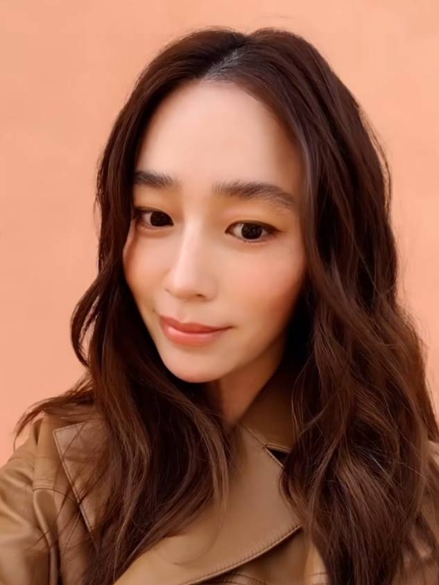 둘째맘 이민정 출산 세 달 만에 미모 컴백소프트 웨이브 펌 여신 분위기 완성 뷰티는 내운명
