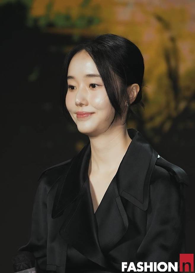 이정현 우아한 봄날의 외출 클래식한 블랙 트렌치 코트 시사회룩 패션엔