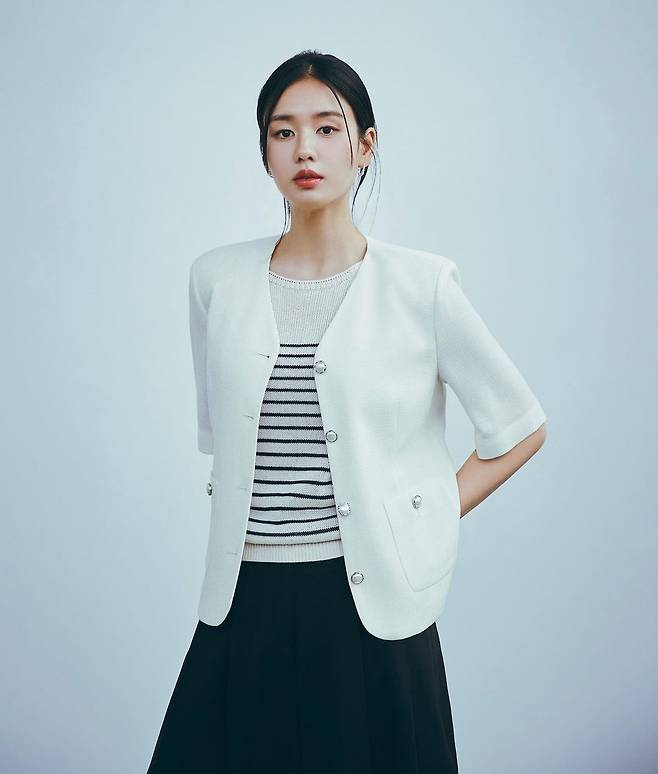 안은진 시크한 봄 세미정장코디 보여주는 화보 사진 공개 라이프업